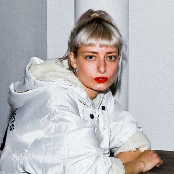 Holly Walker - Straight Line | Amazing Radio